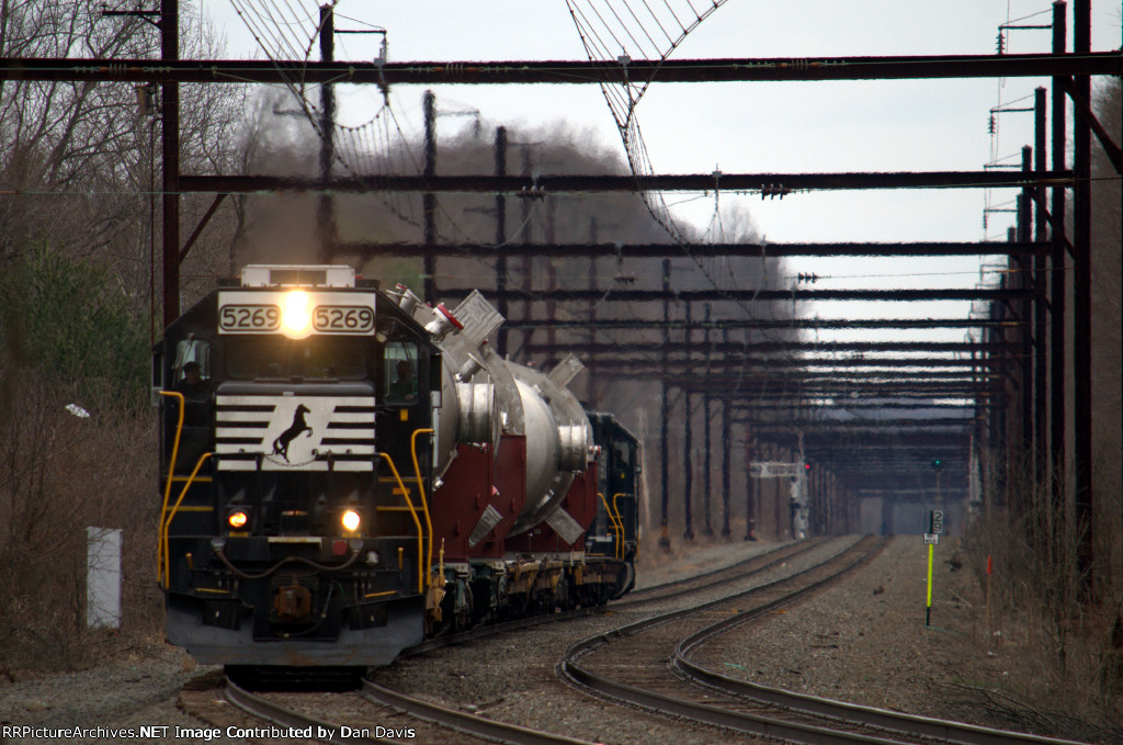 NS GP38-2 5269 leads X999-23